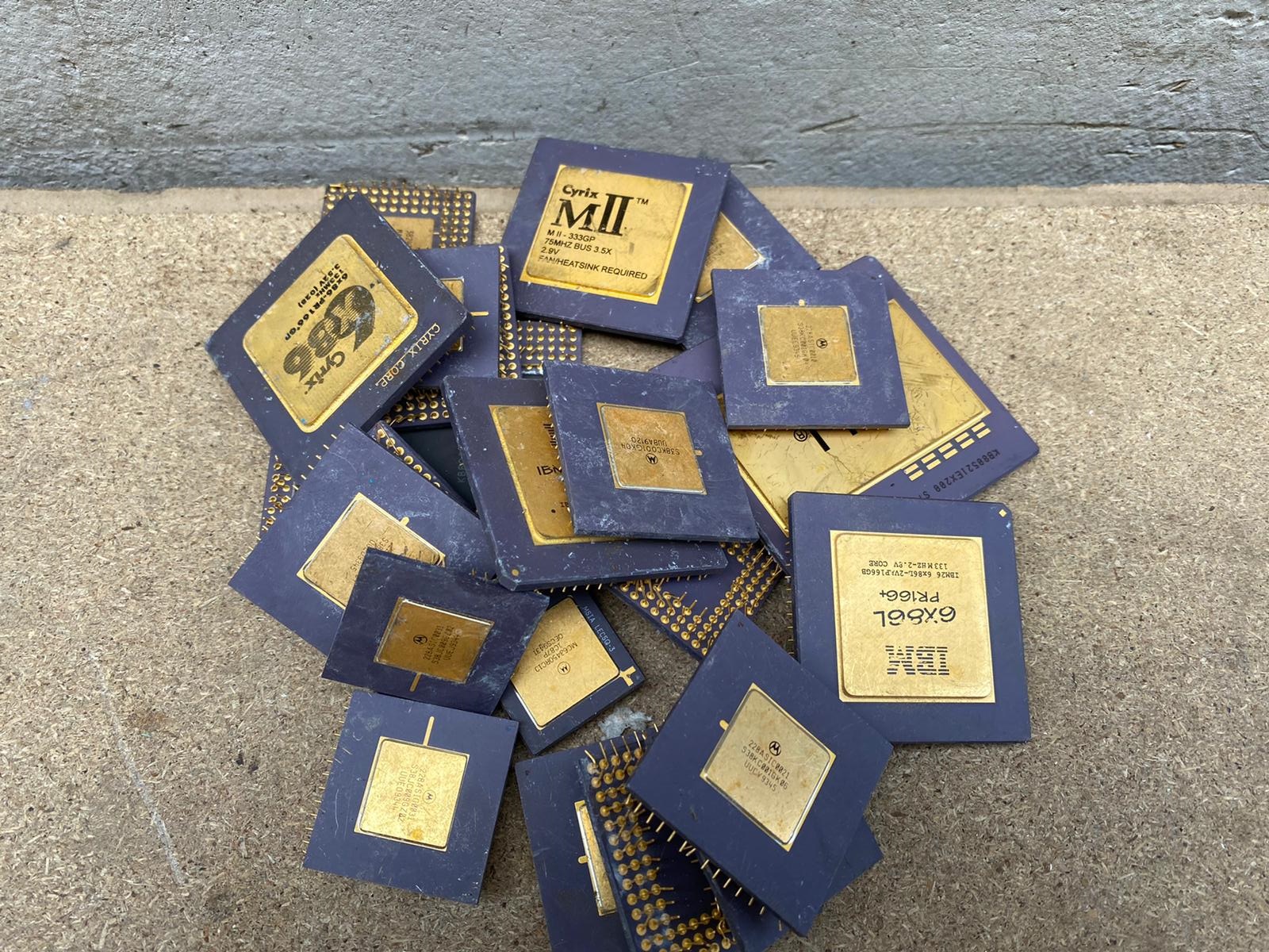 36640 - CPU, ceramic, gold cap - Holland Recycling